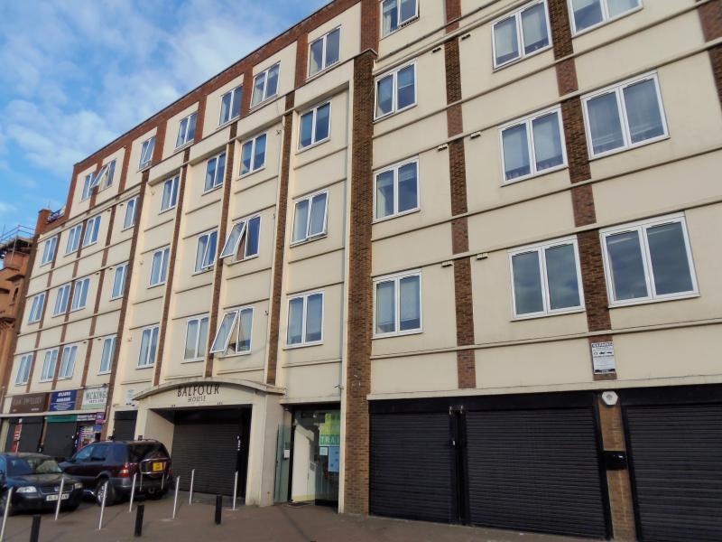 High Road, Ilford IG1 2 bed flat - £1,800 pcm (£415 pw)