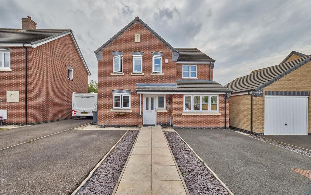 Gometra Close, Hinckley 5 bed detached house - £400,000