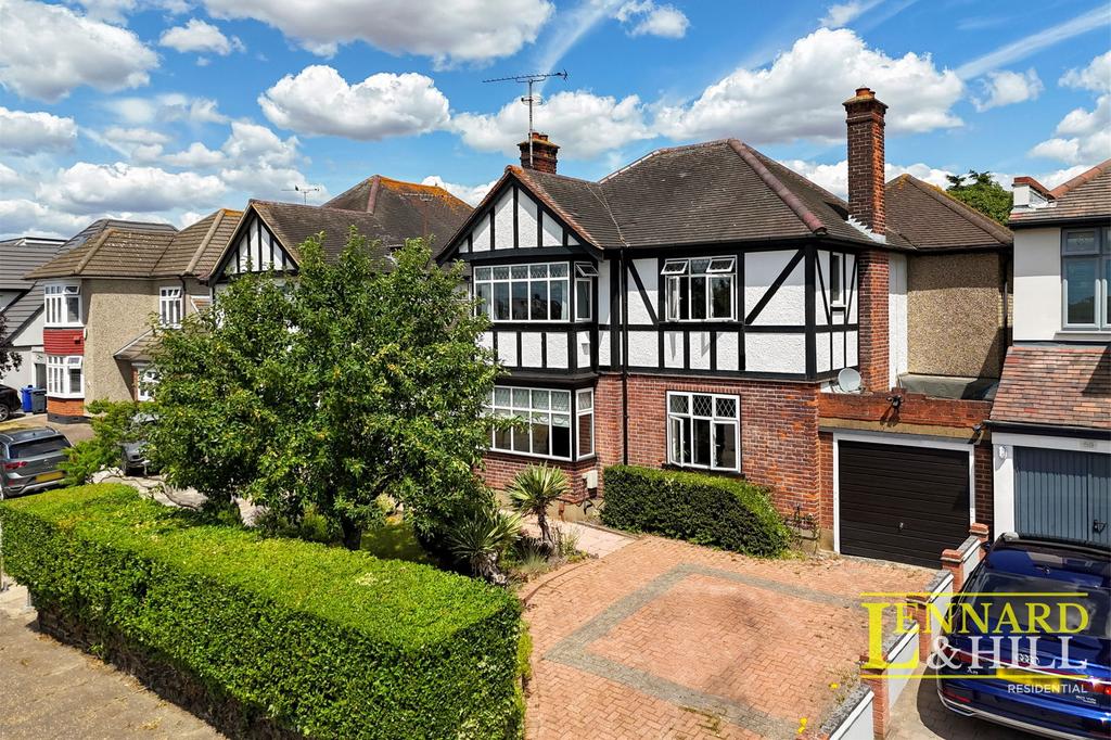 Wood View, Grays RM16 4 bed detached house - £675,000