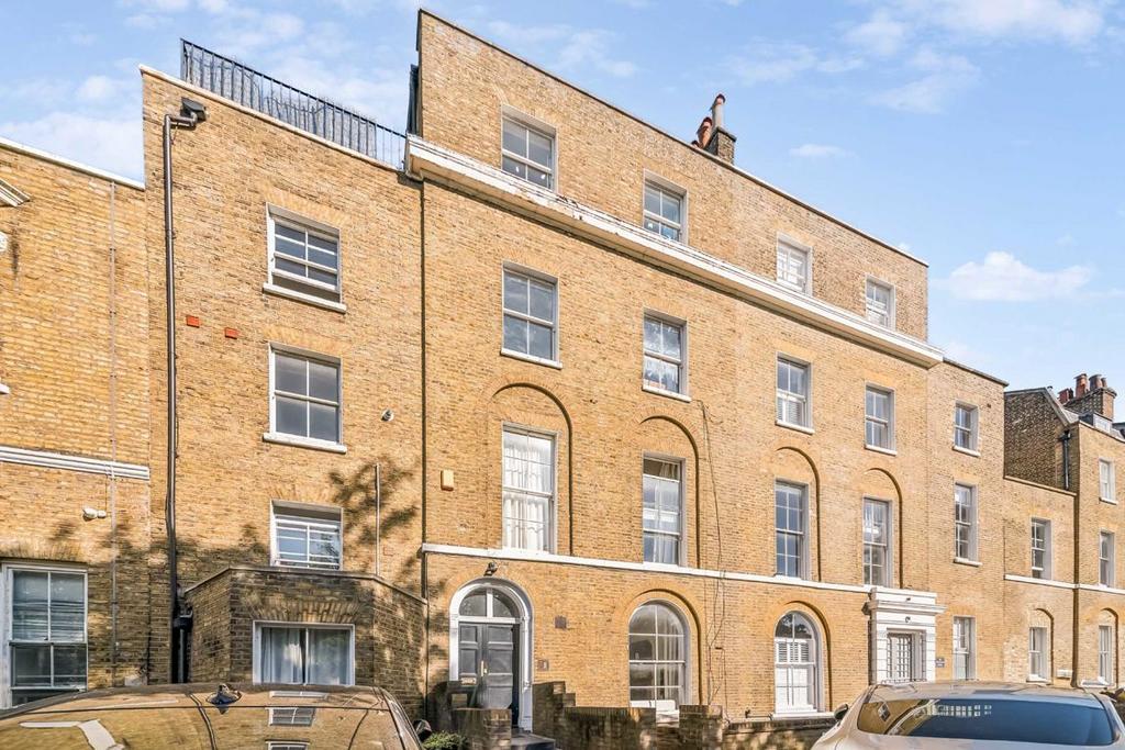 Clapham Road, London SW9 2 bed flat - £3,000 pcm (£692 pw)
