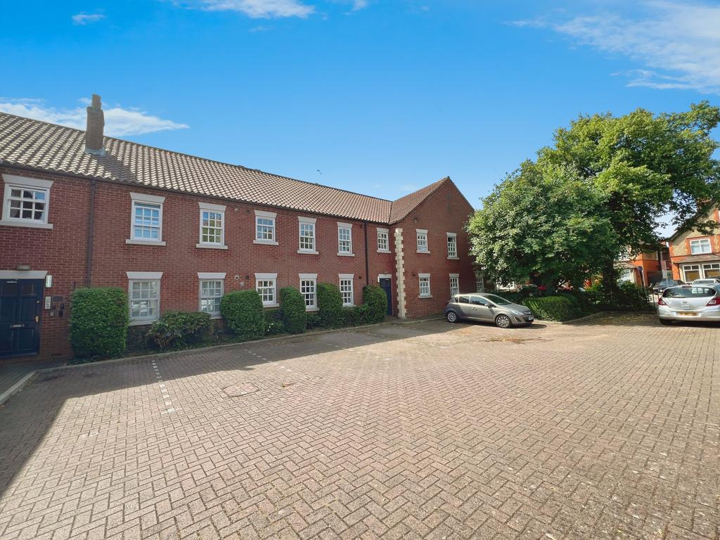 New Street, Grantham, NG31 2 bed flat - £100,000