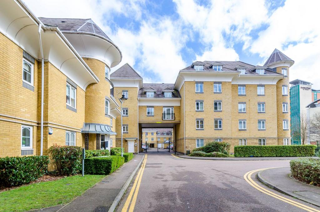 Century Court, Woking, GU21 2 bed flat to rent - £1,900 pcm (£438 pw)