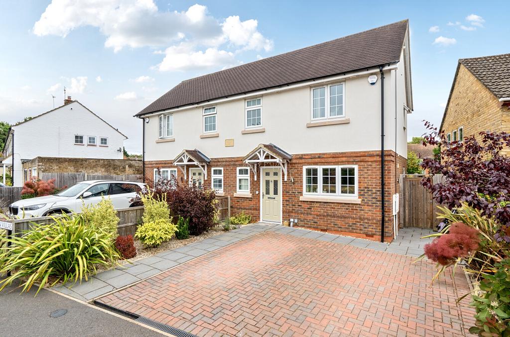 Saffron Road*, Bracknell, Berkshire 3 bed semi-detached house for sale ...