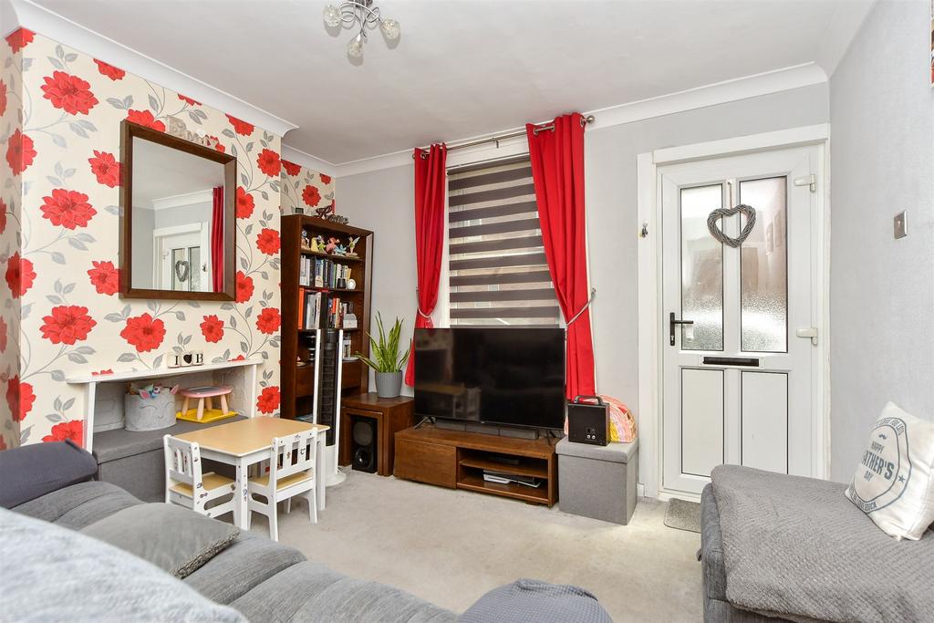 Saxton Street, Gillingham ME7 2 bed end of terrace house - £139,000