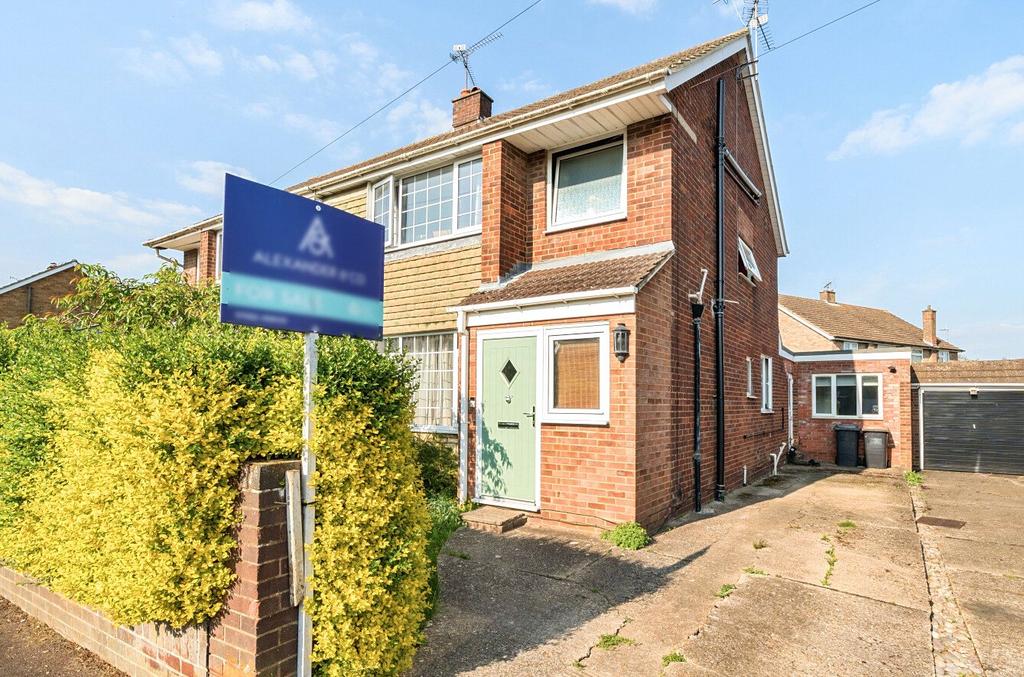 Dalling Drive, Dunstable LU5 5 bed semi-detached house for sale - £360,000