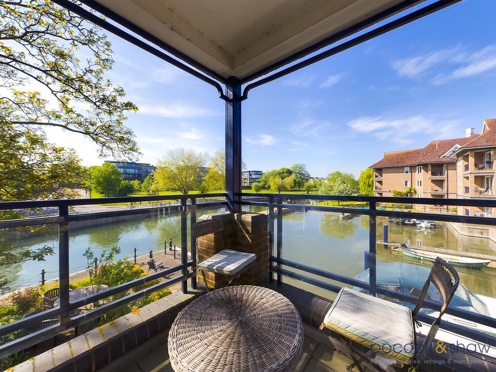Eights Marina, Mariners Way... 3 bed apartment - £2,450 pcm (£565 pw)