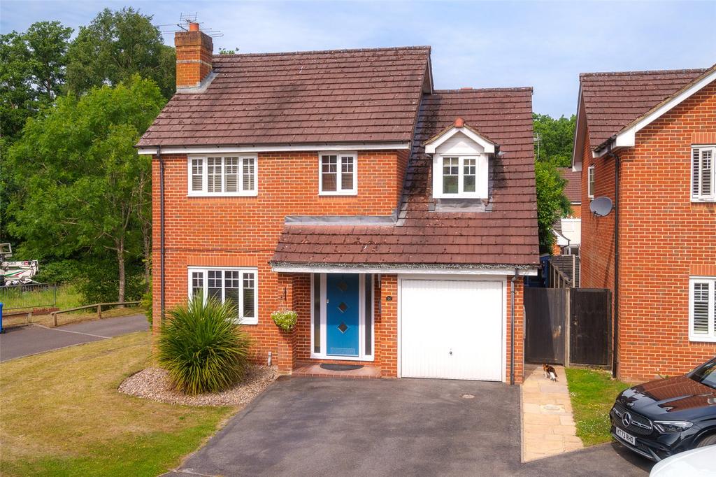 Old Forge End, Berkshire GU47 4 bed detached house for sale - £600,000