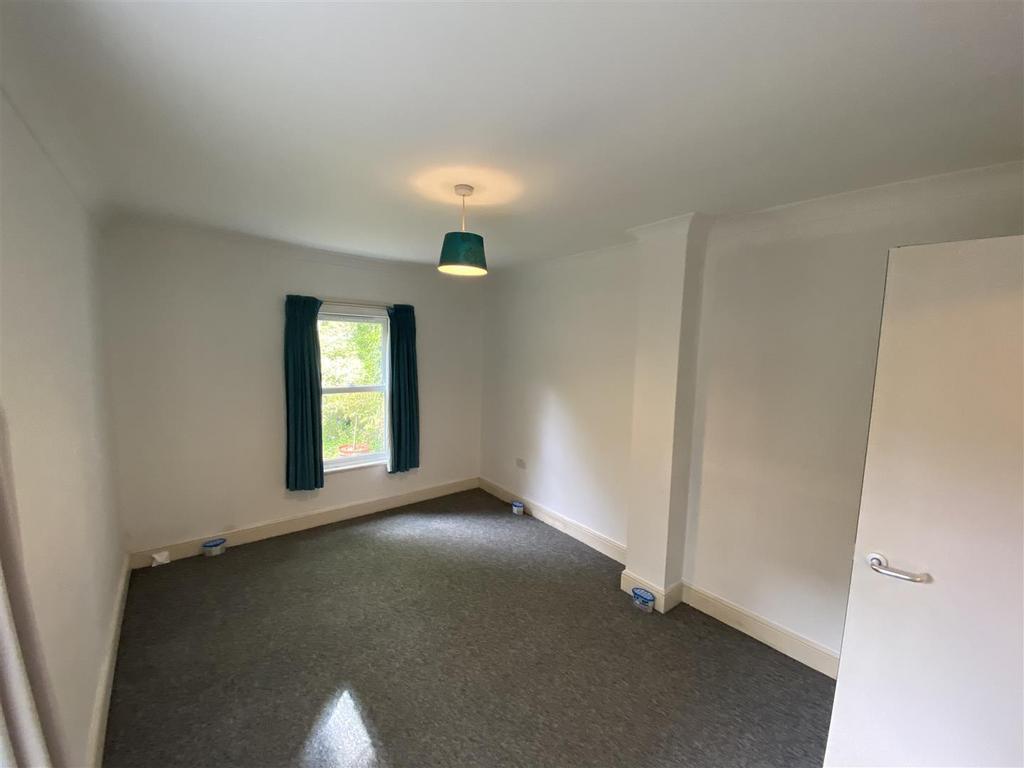 Outram Road, Addiscombe CR0 1 bed flat - £1,275 pcm (£294 pw)