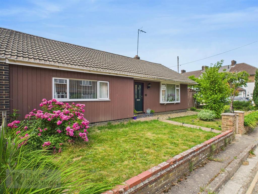 Cobbles Crescent, Northgate, Crawley 2 bed semi-detached bungalow for ...