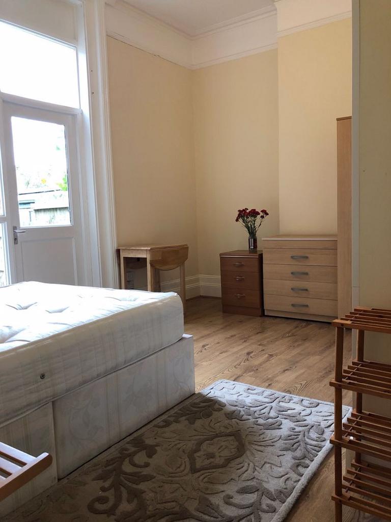 Modern Bedsit to let in Kilburn 1 bed apartment - £900 pcm (£208 pw)