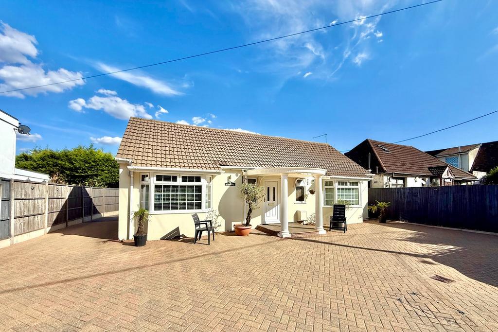 Church Road, Iver Heath SL0 2 bed bungalow for sale - £635,000