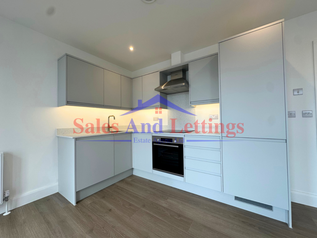High Street, Slough SL1 2 bed apartment - £1,600 pcm (£369 pw)