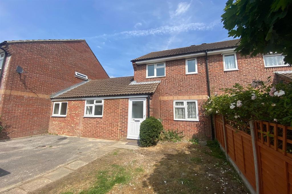 Thorn Close, Petersfield, GU31 3 bed semi-detached house - £1,400 pcm ...