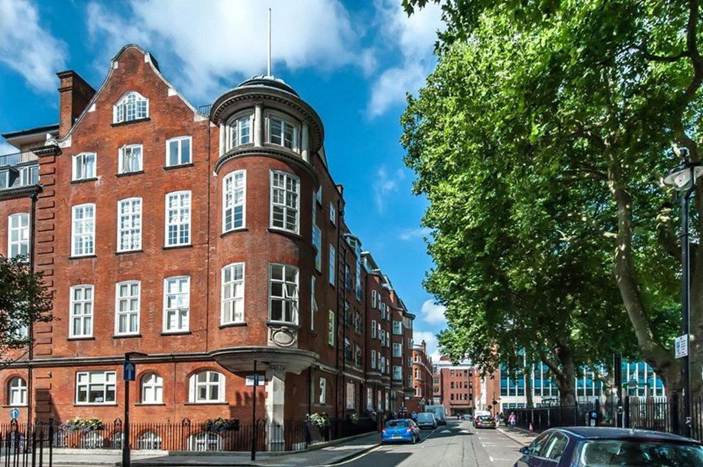 Vincent Square, London SW1P 2 bed flat - £3,142 pcm (£725 pw)