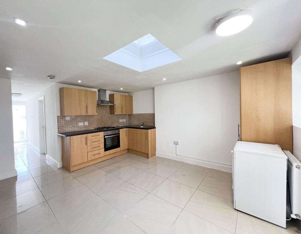 The Mews, Ilford, IG4 3 bed terraced house - £1,950 pcm (£450 pw)