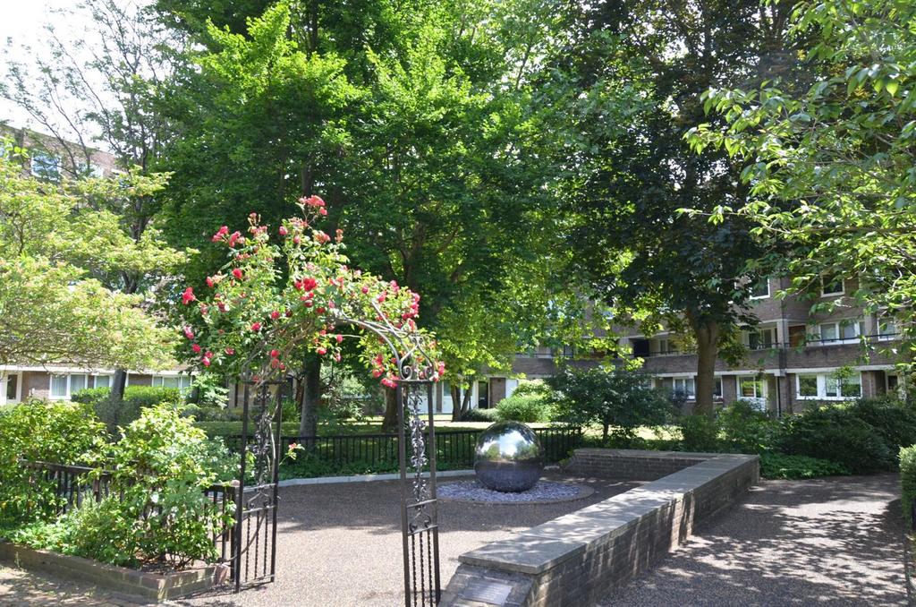 Otho Court, Augustus Close, Brentford 1 bed apartment - £1,750 pcm (£ ...