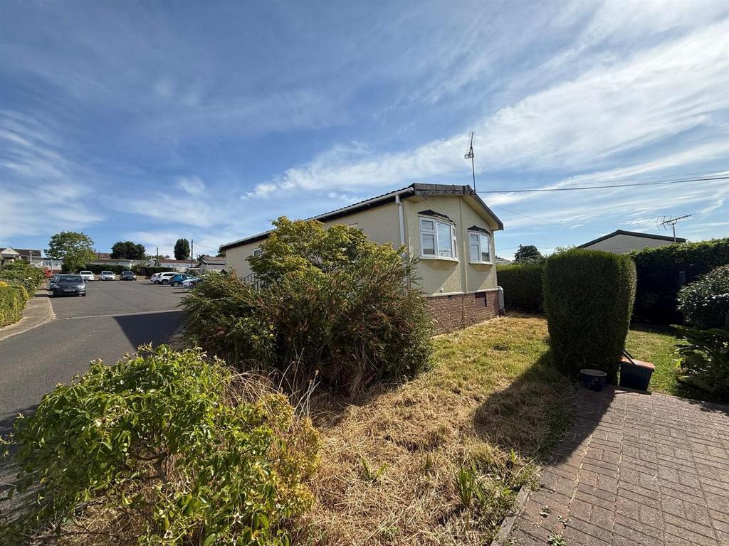 Central Avenue, Althorne 2 bed park home for sale - £90,000