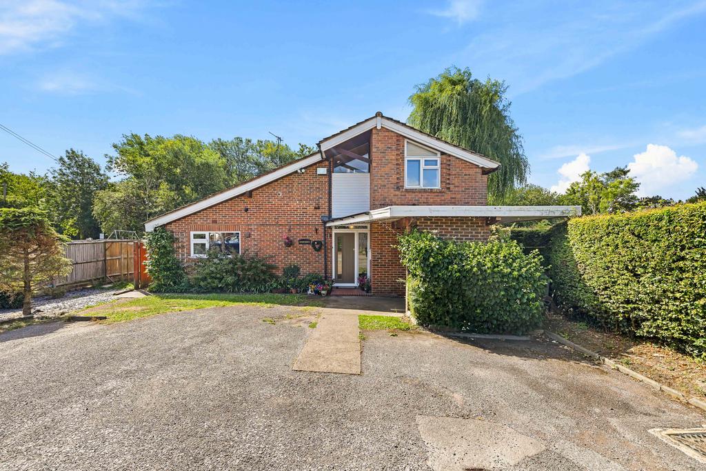 Reigate Road, Horley RH6 4 bed house for sale - £450,000