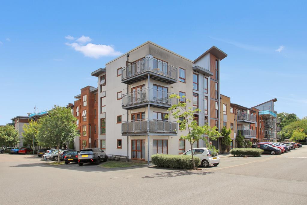 Commonwealth Drive, Crawley RH10 1 bed flat - £1,250 pcm (£288 pw)