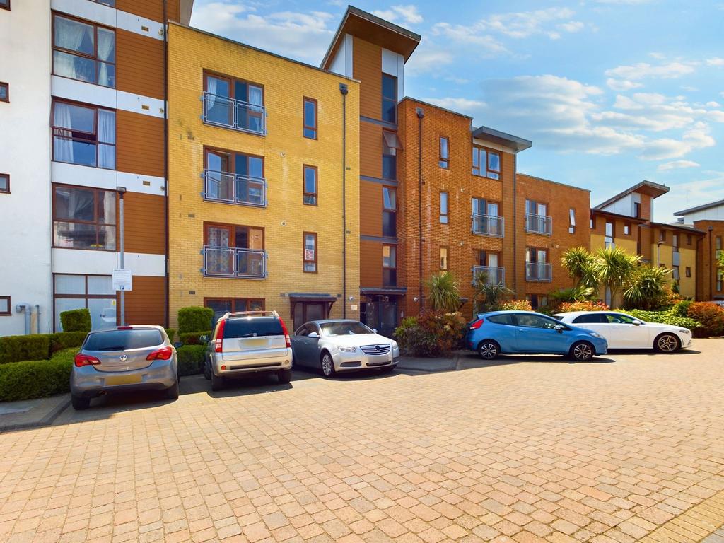 Commonwealth Drive, Crawley RH10 2 bed apartment - £1,500 pcm (£346 pw)