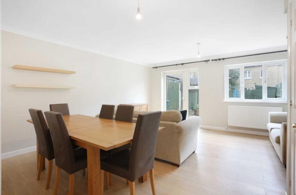 Oban Street, London E14 3 bed terraced house - £2,950 pcm (£681 pw)