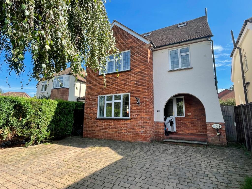 Woking GU22 4 bed detached house for sale - £725,000