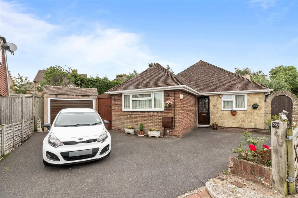 Clement Lane, Polegate BN26 2 bed detached bungalow for sale - £380,000