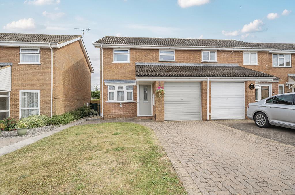 Wynndale Close, Kingsdown, Swindon, SN3 3 bed end of terrace house - £ ...