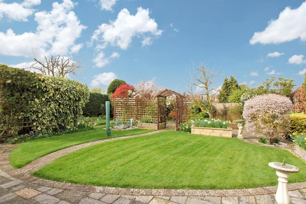 Pathfinder Way, Huntingdon PE26 3 bed bungalow - £1,200 pcm (£277 pw)