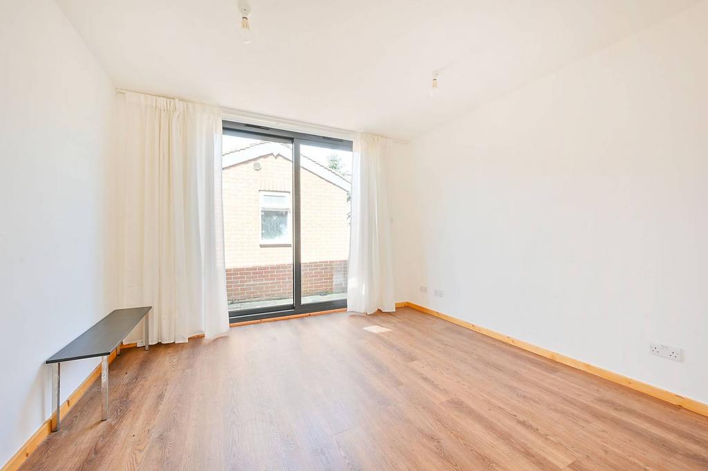 Gunnersbury Lane, Gunnersbury... 1 bed flat - £1,600 pcm (£369 pw)