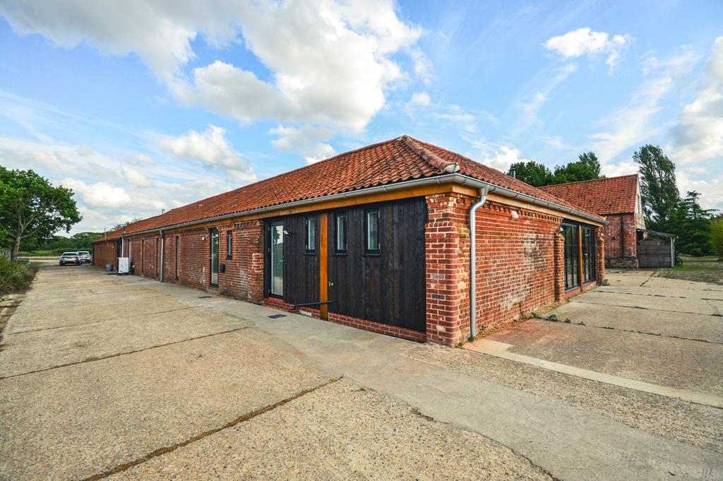 Heath Road, Hockering, NR20 4 bed barn conversion - £2,500 pcm (£577 pw)