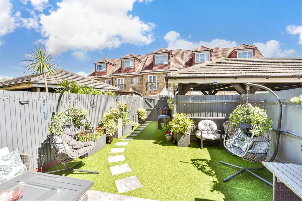 Mariners View, Gillingham ME7 4 bed townhouse - £274,500