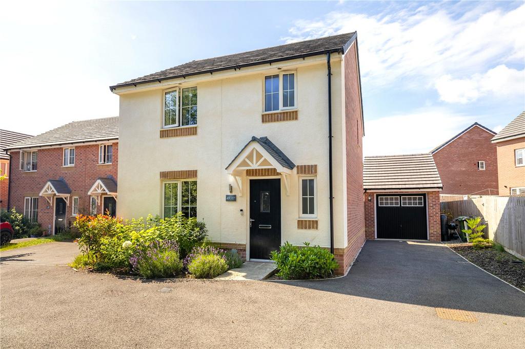 Tawcroft Way, Barnstaple, Devon 3 bed detached house - £350,000