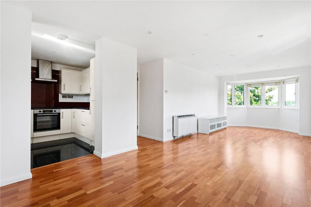Riverside Close, London, E5 3 bed apartment to rent - £2,650 pcm (£612 pw)