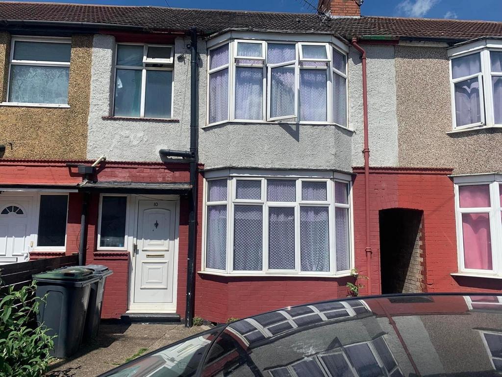 Carisbrooke Road, Luton LU4 3 bed terraced house - £1,600 pcm (£369 pw)