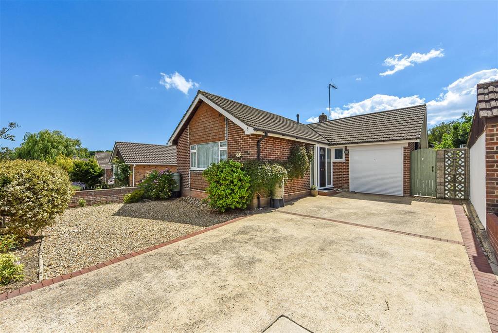 Erica Way, Horndean 2 bed detached bungalow - £400,000