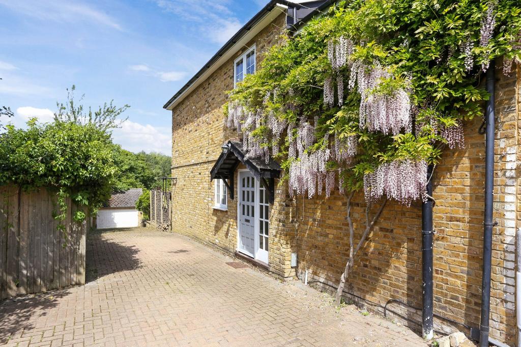 Cheapside Road, Ascot, Berkshire 4 bed detached house to rent - £3,500 ...