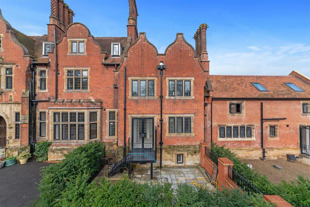 High Hilden Close, Tonbridge 2 bed flat - £2,350 pcm (£542 pw)