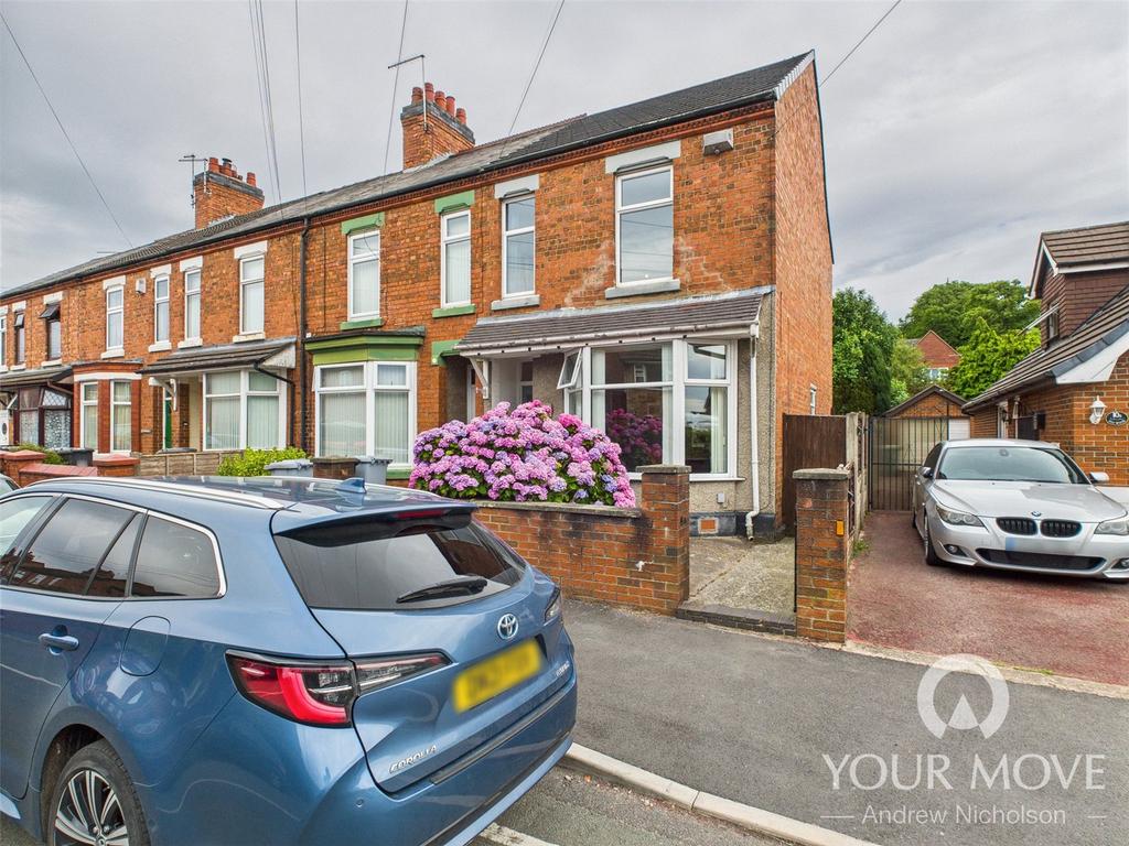 Evans Street, Crewe CW1 3 bed end of terrace house - £850 pcm (£196 pw)
