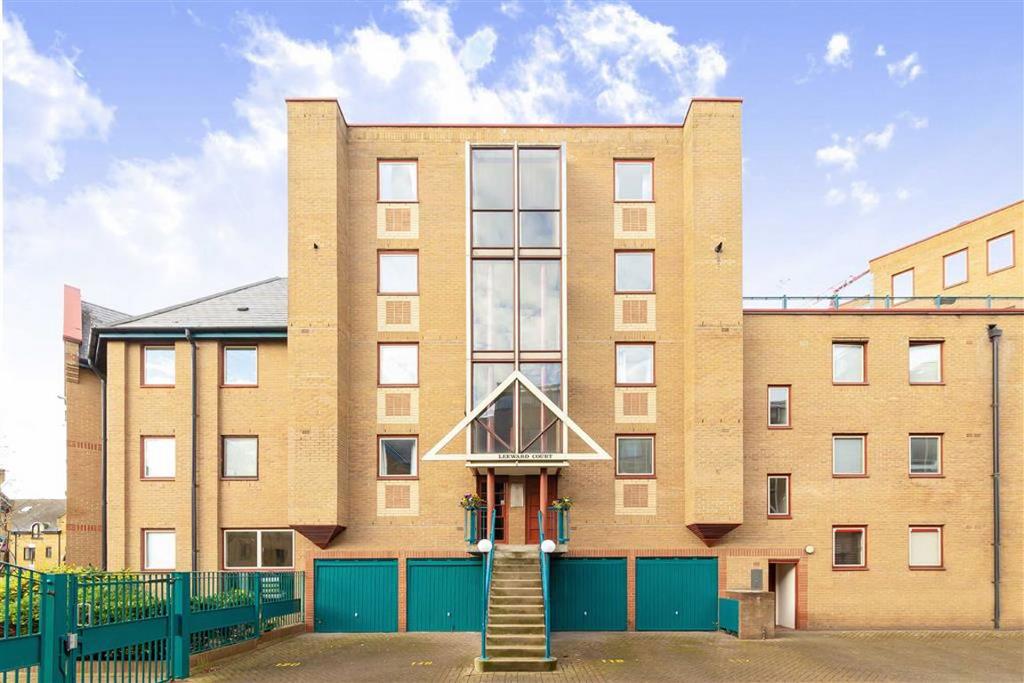 Asher Way, London E1W 3 bed flat - £3,497 pcm (£807 pw)