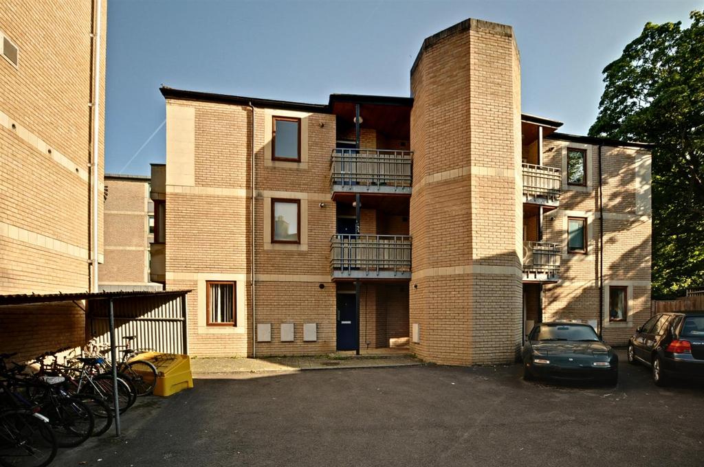Hertford College Graduate 2 bed flat - £1,700 pcm (£392 pw)