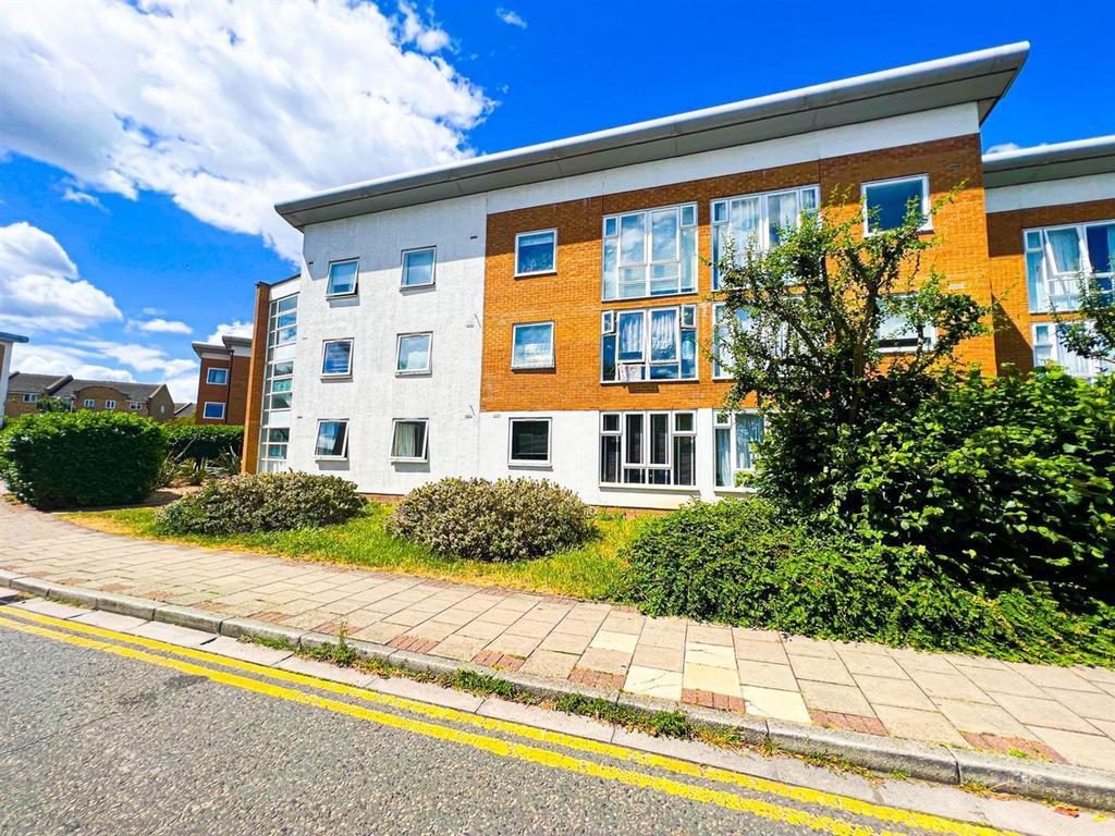 Fishguard Way, London, E16 2 bed ground floor flat - £1,800 pcm (£415 pw)
