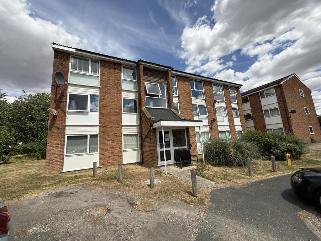 Cornflower Drive, CM1 2 bed flat - £1,200 pcm (£277 pw)