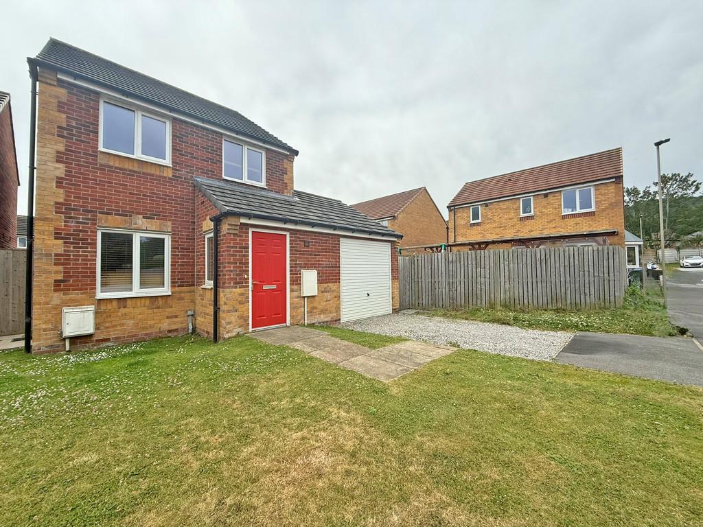 Stadium Lane, Scarborough YO12 3 bed semi-detached house - £180,000