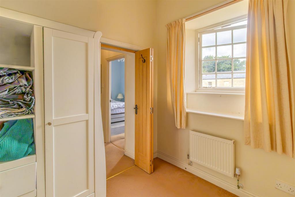 Bowes Court, Thomas Wyatt Road, SN10 2 bed terraced house for sale - £ ...