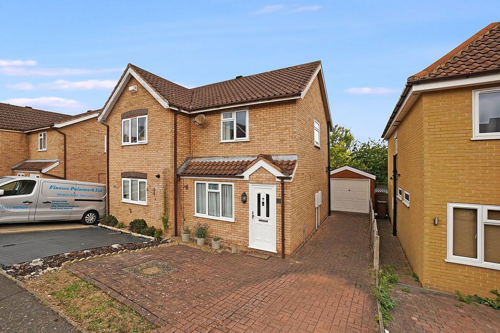 Colchester Close, Chatham, ME5 2 bed semi-detached house for sale - £ ...