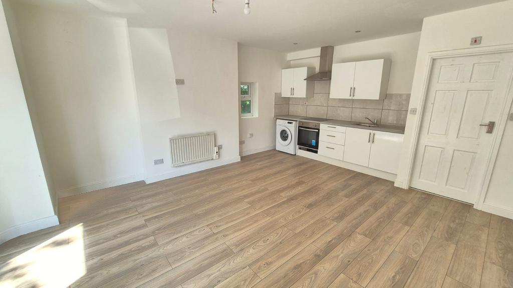 Osborne Road, M19 2DT 1 bed flat - £725 pcm (£167 pw)