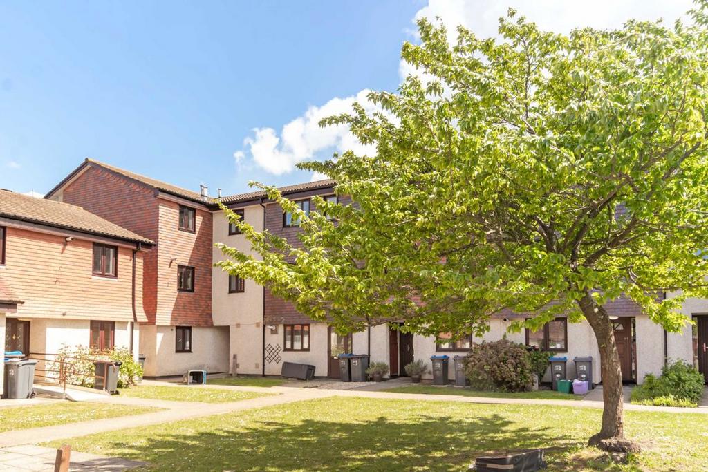 Derwent Road, London SW20 1 bed flat to rent - £1,400 pcm (£323 pw)