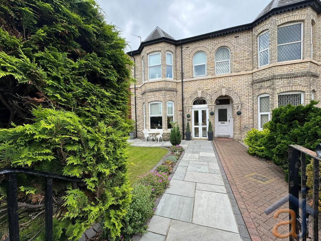 Forest Road Southport PR8 6JD 3 bed semi-detached house for sale - £329,950