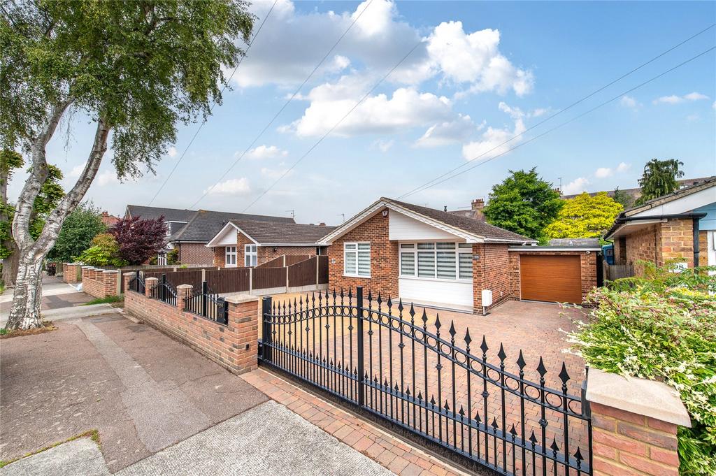 Portland Avenue, Gravesend, Kent, DA12 2 bed bungalow - £450,000